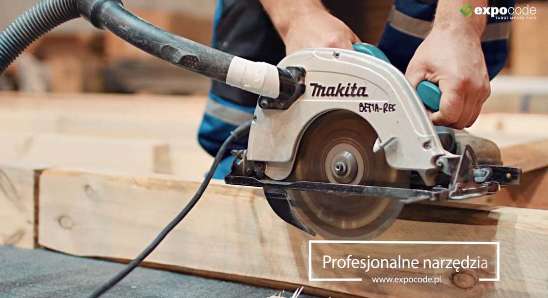 The work behind the built of a big exhibition stand, in time-lapse ...